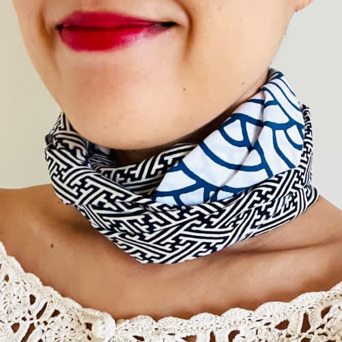 Very easy! How to tie a stylish Tenugui round your neck like a scarf ...